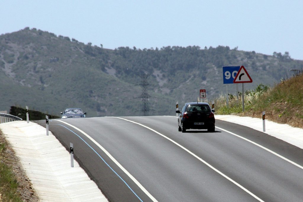 How to Stay in Your Lane While Driving - Automotive News