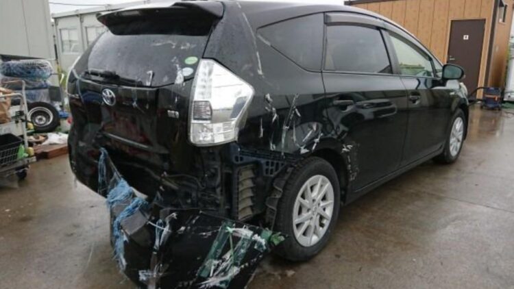 Toyota Prius Alpha Overview, Engine, Interior and Specifications